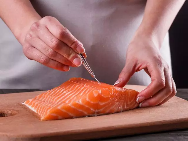 Como eliminar rapidamente todos os ósos dun filete de peixe / Trucos de vida para a casa - un artigo da sección "Como cociñar" do sitio