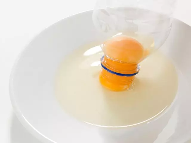 តើធ្វើដូចម្តេចដើម្បីបំបែកពណ៌សពី yolk យ៉ាងឆាប់រហ័ស