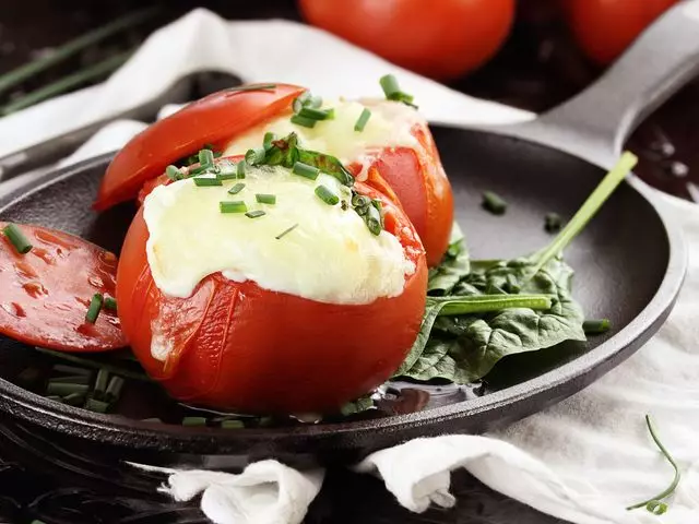 5 pysznych dodatków do pomidorów / Na lekkie śniadanie, zdrową przekąskę i niezwykłą kolację - artykuł z działu "Co jeść"