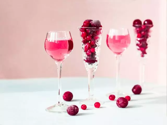 딸기의 팅크를위한 5 가지 요리법 / 집에서 매운 강한 음료를 만드는 방법 - 사이트의 "긴장을 푸는 방법"섹션의 기사
