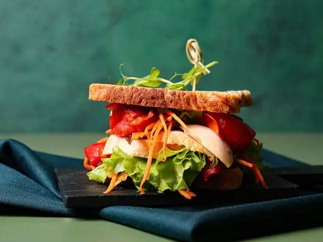 Tavuklu sandviçler için 3 tarif / Kahvaltı, öğle yemeği ve şenlikli bir masa için - "Ne yenir" bölümünden bir makale