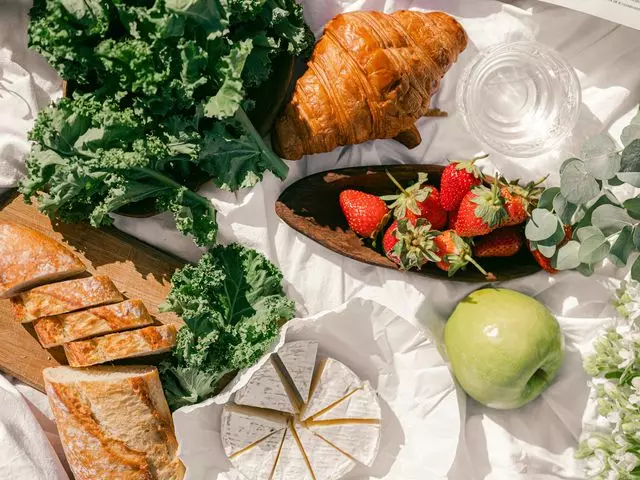 Mitä ruokaa ottaa mukaan koko perheen piknikille / Muutama yksinkertainen sääntö - artikkeli verkkosivun "Ruoka poissa kotoa" -osiosta